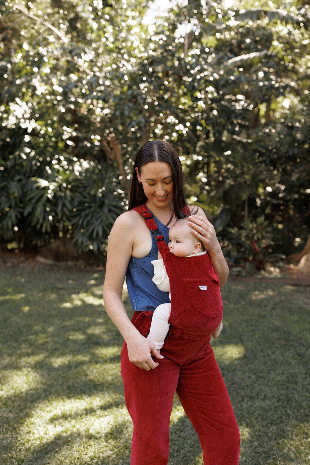 THE ULTIMATE BABYWEARING OVERALLS from PREGNANCY to PARENTING – the mumsie