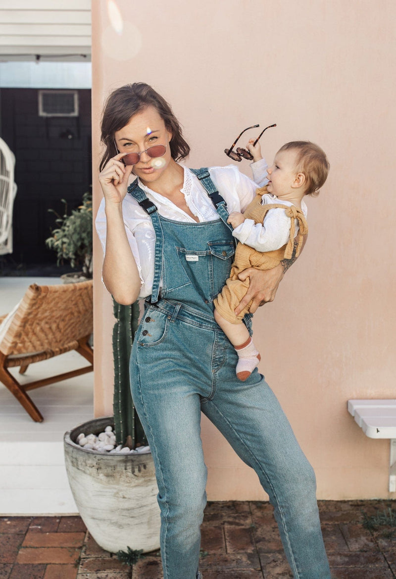 THE ULTIMATE BABYWEARING OVERALLS from PREGNANCY to PARENTING – the mumsie